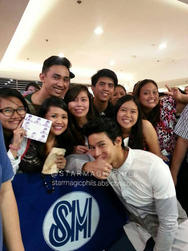 PHOTOS: Enchong Dee, nakipag-bonding sa fans sa kanyang album signing ... PHOTOS: Enchong Dee, nakipag-bonding sa fans sa kanyang album signing ...