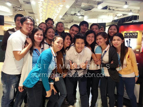 PHOTOS: Enchong Dee, nakipag-bonding sa fans sa kanyang album signing ... PHOTOS: Enchong Dee, nakipag-bonding sa fans sa kanyang album signing ...