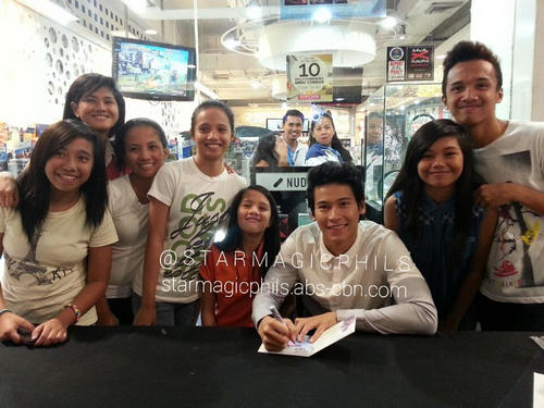PHOTOS: Enchong Dee, nakipag-bonding sa fans sa kanyang album signing ... PHOTOS: Enchong Dee, nakipag-bonding sa fans sa kanyang album signing ...