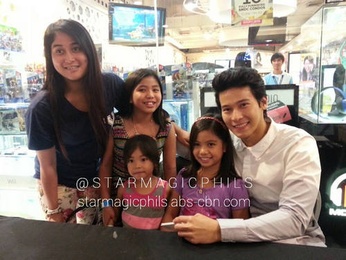 PHOTOS: Enchong Dee, nakipag-bonding sa fans sa kanyang album signing ... PHOTOS: Enchong Dee, nakipag-bonding sa fans sa kanyang album signing ...