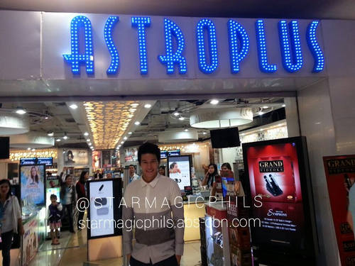 PHOTOS: Enchong Dee, nakipag-bonding sa fans sa kanyang album signing ... PHOTOS: Enchong Dee, nakipag-bonding sa fans sa kanyang album signing ...
