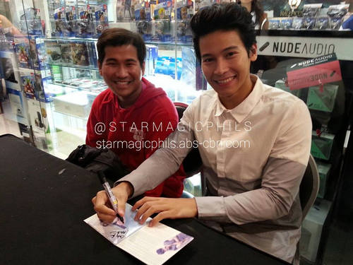 PHOTOS: Enchong Dee, nakipag-bonding sa fans sa kanyang album signing ... PHOTOS: Enchong Dee, nakipag-bonding sa fans sa kanyang album signing ...