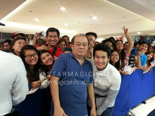 PHOTOS: Enchong Dee, nakipag-bonding sa fans sa kanyang album signing ... PHOTOS: Enchong Dee, nakipag-bonding sa fans sa kanyang album signing ...