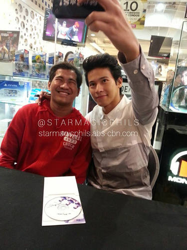PHOTOS: Enchong Dee, nakipag-bonding sa fans sa kanyang album signing ... PHOTOS: Enchong Dee, nakipag-bonding sa fans sa kanyang album signing ...