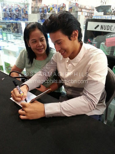 PHOTOS: Enchong Dee, nakipag-bonding sa fans sa kanyang album signing ... PHOTOS: Enchong Dee, nakipag-bonding sa fans sa kanyang album signing ...
